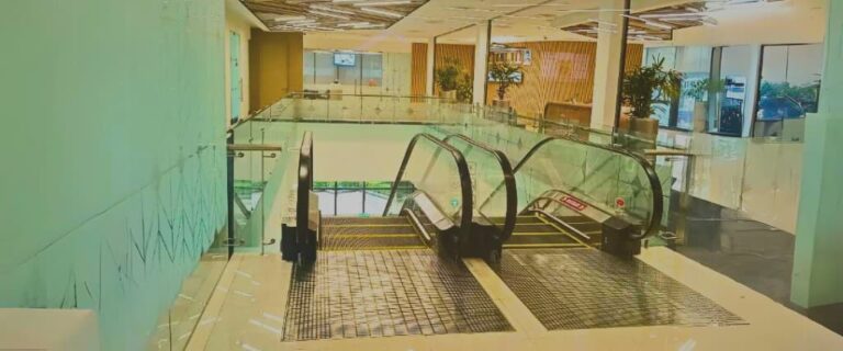 How to Get On and Off an Escalator - Visiting Australia